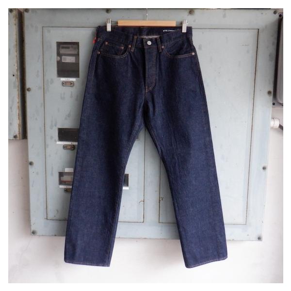 Denimを得意とするOrdinary fitsさん。着用した時のシルエットが絶妙の、ブランドのスタンダードデニムです。バンダナがおまけとして付属します。・テーパードを緩めに再調整したスタンダードシルエット・各所の縫製仕様をLEVIS 66...