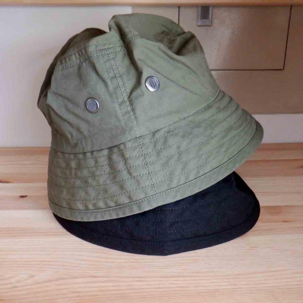 DECHO(デコー)DECHO(デコー)さんの「定番」、BUCKET HAT(バケツハット)。勿論ユニセックスです。ブランド創立時から作り続けられている「定番」HAT。フラットなtopで被り心地の良さも特徴です。今作は、綿とコーデュラナイロ...