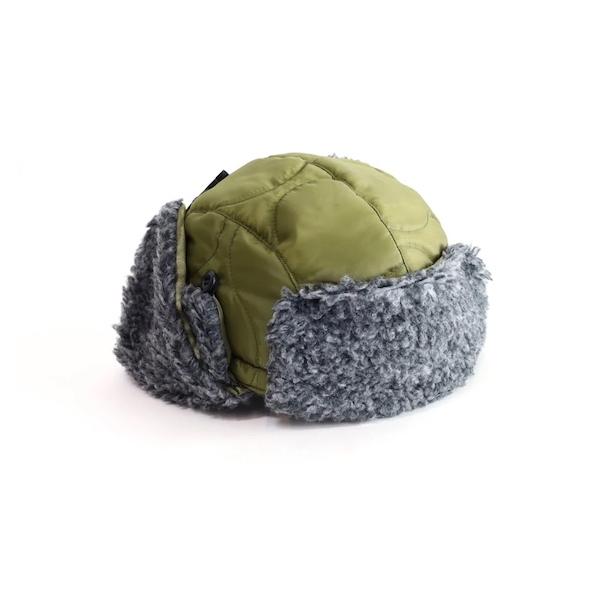 DECHO(デコー)DECHO(デコー)さんの「定番」、BLIZZARD CAP。勿論ユニセックスです。キルティングとボアの2重構造になっている寒冷地仕様のブリザードキャップです。ボリュームがあるため、冬のコーディネートのバランスが取りやす...