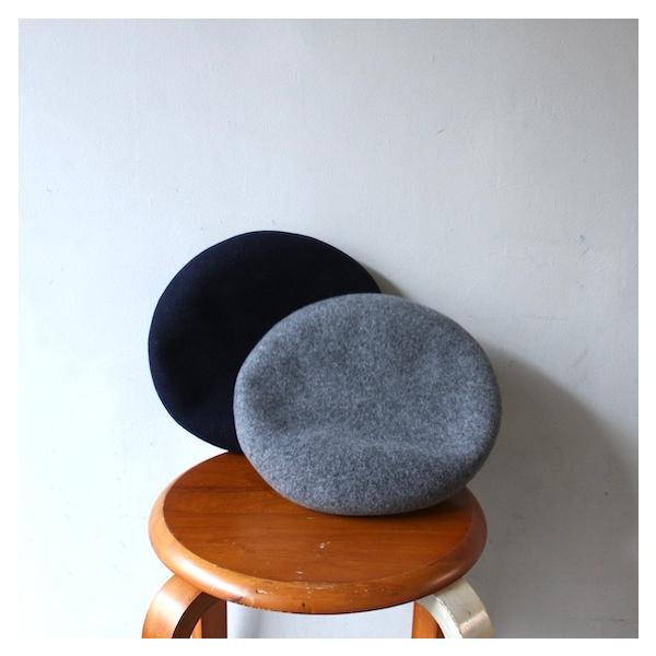 DECHO(デコー)毎年sold outするDECHOさんのberet。温かさは勿論、綺麗なクラウンの形状が性別を問わずに人気です。汗止めの裏にマジックテープが付いていますので、サイズ調整も可能。年齢性別を問わずに永く愛用頂けるberetで...