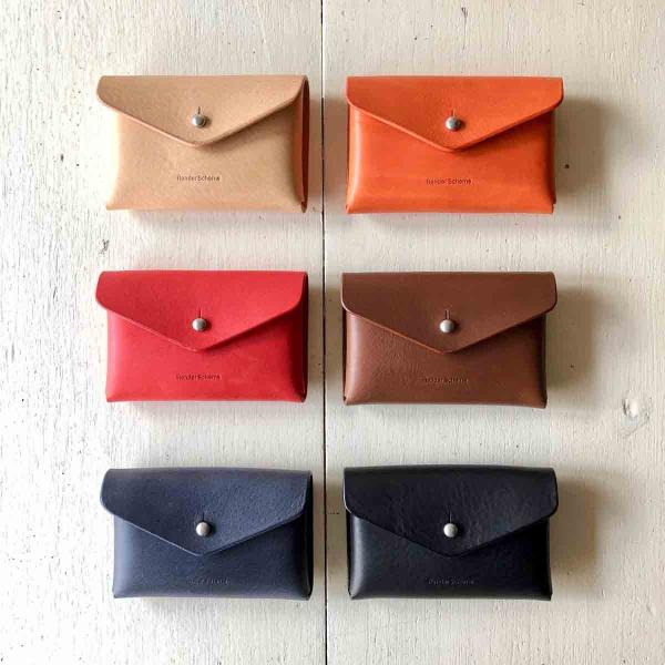 Hender Scheme エンダースキーマ一枚の革を折りたたむ要領で作られたカードケース。背面でXの形で手縫いで閉じられています。上質なタンニン鞣しの革を使用。使い込むと艶が出てきます。素材 : cow leathercolor : na...