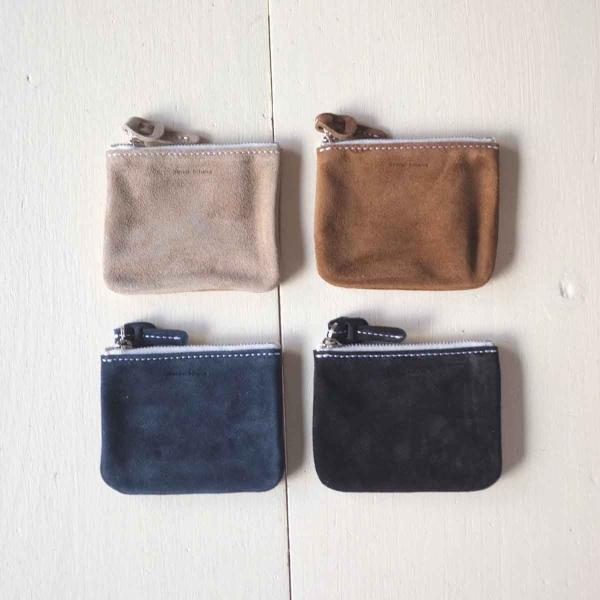 Hender Scheme エンダースキーマオイルの入ったしっとりした牛革ベロアのマチの無いポーチ。3 size展開です。size S(8 x 10.5cm)color : beige , camel , navy , blackmade ...