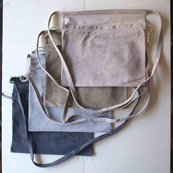 Hender Scheme エンダースキーマ pig leatherの巾着型でも使えるshoulder bag。size はsmallとbigがございます。作りは至ってシンプルです。使い込むと風合いが増し、手放せなくなります。 素材 pig...