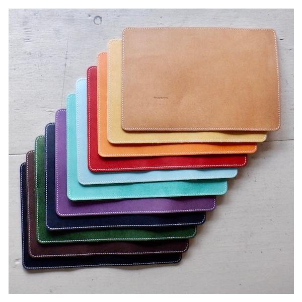 Hender Scheme エンダースキーマ床革を使用したシンプルなブックカバー。文庫本サイズです。※副資材を使用していますので、傷やスレが目立つ個体もございます。こちらは、素材の性質上不可避ですので、ご理解いただけない場合はご購入をお控え...