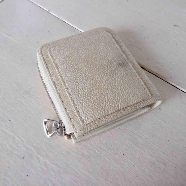 ITTI イッチコンパクトでありながら、収納力に優れたwallet。大きさの割に、びっくりする程機能的。外にはsuicaやpasmoを入れても便利なpocket。ジッパーを開けて右にコインケース。左側にはカード入れ。カード入れの下、コインケ...