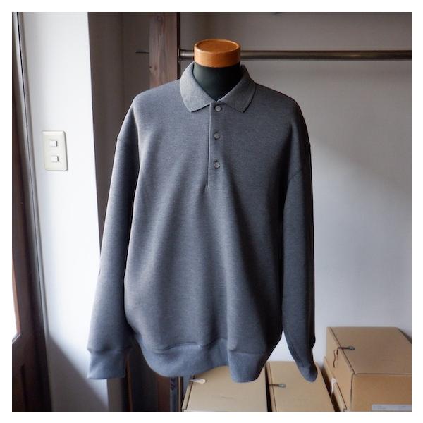 ポロニットは扱いが大変なので、通年使いやすい厚みのダンボールニット生地で作られたこちら。ニットよりシルエットが綺麗に出てます。編み立てたポロ襟が、「きちんと感」を演出。長袖ポロシャツとスウェットを合わせた様な印象。両サイドにポケットもありま...