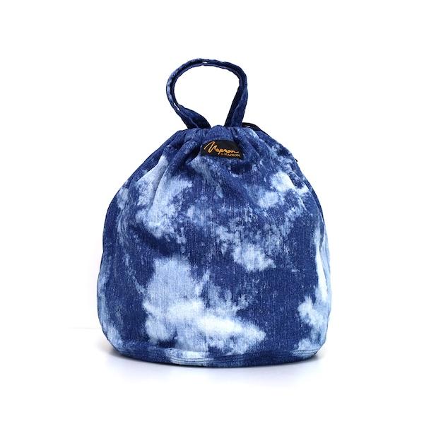 NAPRON(ナプロン)NAPRON(ナプロン)さんの人気のpatient bag。今作は、ブリーチ加工を施したデニムを使用。13LサイズのPATIENTS BAGです。内側に付いたハンドルで、バッグとして使用することは勿論、巾着またはポー...