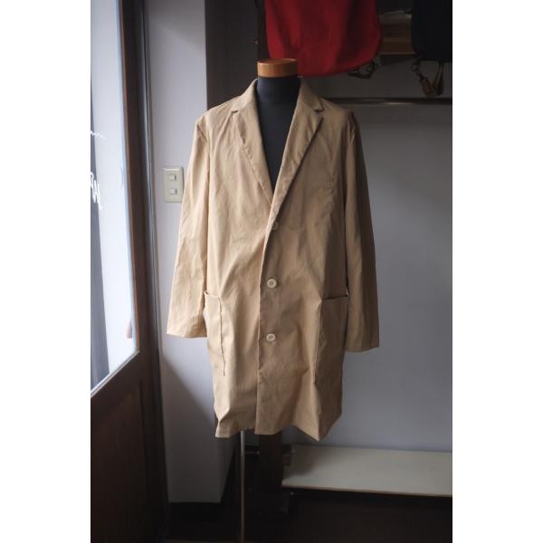 Re made in tokyo japan(アールイー)ソリッドで滑らかな伸縮性と耐久性に優れたツイル素材を使用した、一枚仕立ての軽やかなAラインコート。後ろ身頃の肩甲骨上辺りまで入ったスリットのお陰で、着用すると綺麗なAライン。両サイド...