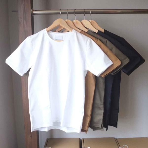 インド南部デカン高原で作られる最高級のマハラニコットンを、高級ドレスシャツに用いられる120番手という極細糸に紡績し、その糸を2本撚り合わせて編み上げました。独特のハリとコシがあり、艶やかで綺麗な表情が特徴。また透けにくく丈夫で洗濯耐久性に...