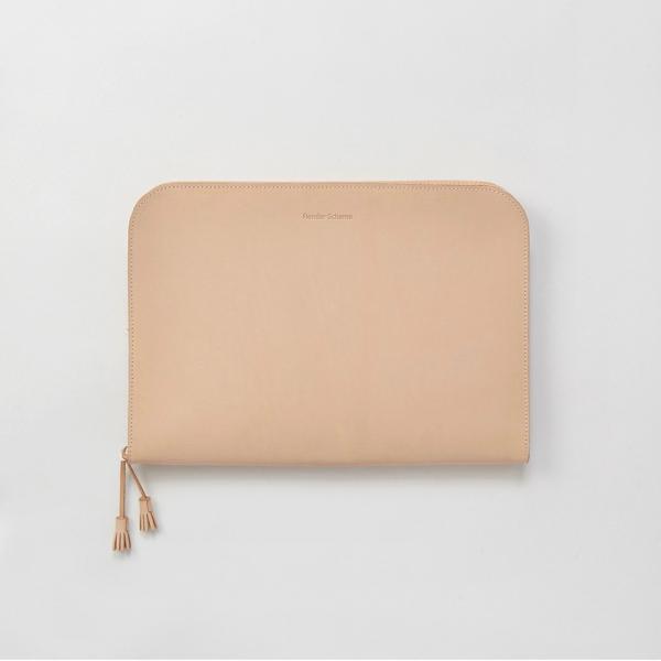 Hender Scheme エンダースキーマレザーで作られたドキュメントケース。A4が綺麗に収まるサイズです。プラスチック製のジッパーで開閉可能。ジッパーの引き手にはタッセルがついています。ドキュメントケースとしては勿論、クラッチバックとし...