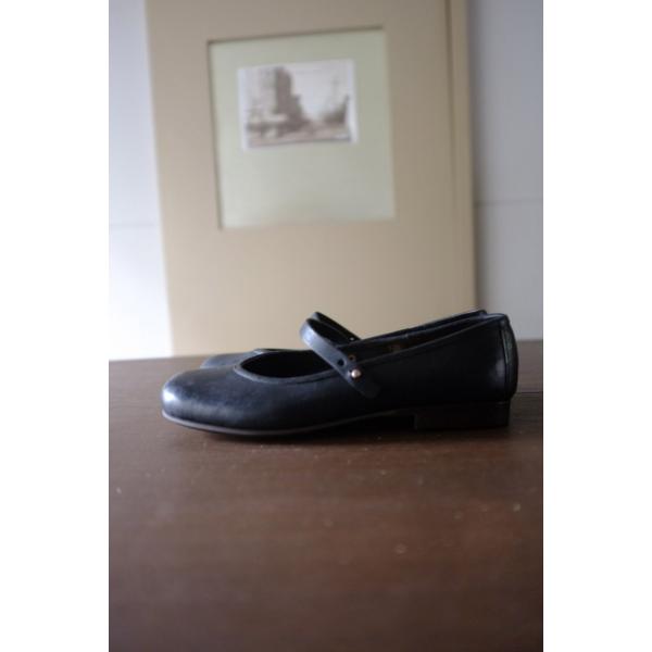 SHOE&amp;SEWN(シュー＆ソウン)Saint-Croix(セント・クロイ)は、綺麗な大人のone strap shoes。2つの穴で、長さの微調節が可動域の広いstrapは、着用者の足の甲の形に応じ、自然な位置に納まってくれます。...