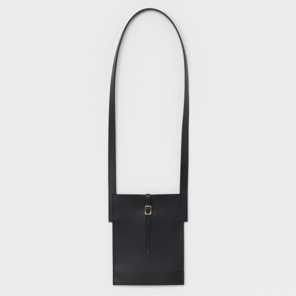 Hender Scheme エンダースキーマ'atypical'「典型的」なものに一捻りを加えたエンダースキーマらしい上質なleatherのshoulder bag。マチのないシンプルさが潔いbagです。素材 cow leathercolo...