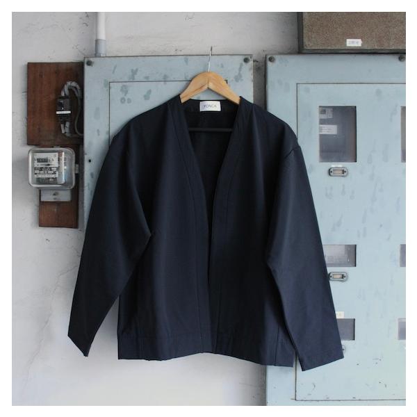 LA MOND.さんの兄弟ブランド、YONCA。こちらは温かい機能生地を用いたcardigan。前はボタンのない潔いデザイン。秋から春先まで長く愛用頂けます。ニットには無いストレッチ感と、チクチクしないしっとりした肌触りも魅力です。画像では...