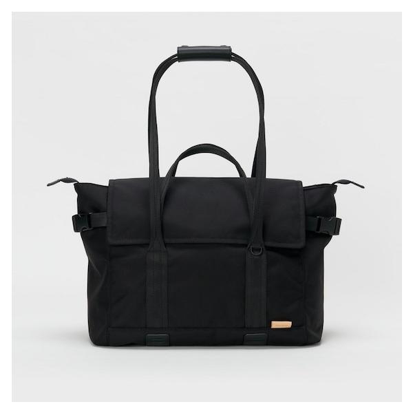 Hender Scheme エンダースキーマシボのある牛革のbodyに、オイルを多く含んだベジタブルタンニン鞣しのレザーを手縫いしたbag。幅5cmあるハンドルは、使うと柔らかくなって行きます。内側にpocketはありません。color :...