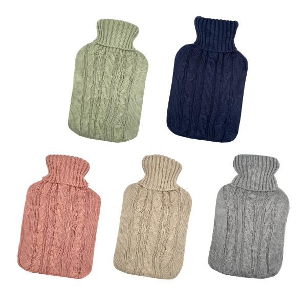 寒い季節の冷え対策に！肌触りの良いニットカバー付きの湯たんぽです。洗い替え用に便利なカバーも付属しています。PVC製のため柔らかく保温性に優れており、繰り返し使えるためエコで経済的。使い方はとても簡単で、80〜90度のお湯を注ぐだけ！電気を...