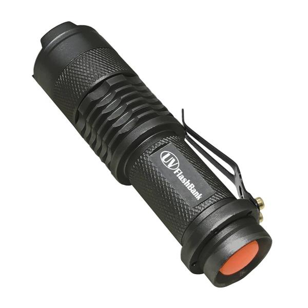 ブラックLEDライト1灯を使用した携帯蓄光器です。短い照射時間で蓄光タイプのエギやワームを長時間発光させることができます。バッグなどに取り付けが便利なフック付き。カラーは6色をご用意♪お好きなカラーをお選びいただけます。＜商品仕様＞本体サイ...