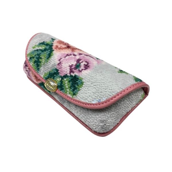 表地にシュニール織りのタオル地を使った素敵な眼鏡ケースですこちらの商品は製品１点１点で柄の配置が異なります。お届けする商品の柄の配置は画像のものと異なりますので予めご了承ください。当店ではハンカチ以外の商品は、ほとんどが在庫を１点ずつしか置...