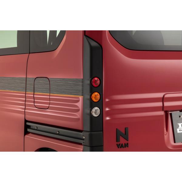 車種：N-VAN型式：HBD-JJ1/JJ2年式：2018.7〜MC,FMCまで　※適合についてはお問い合わせください。セット内容：リフレクター付属 (純正リアバンパーに装着)塗装：純正色塗装済カラー：純正塗装色をご要望欄にてご指定下さい。...