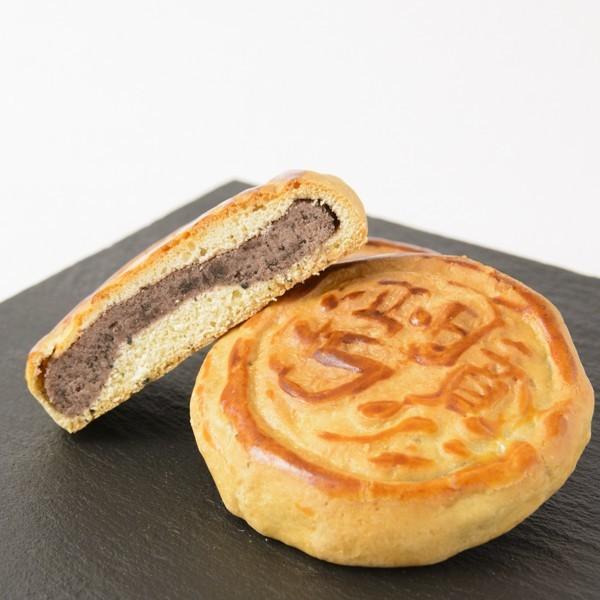 和菓子に欧風と中華風の要素を加え創作した焼き菓子。きれいに焼き上げた皮は、光沢がありとてもきれいです。極上の小豆を使い風味豊かな味にまとめた特製餡は、ずっしりと重みを感じられる味わい深い仕上がりにしました。第１６回　全国菓子大博覧会　金賞受...
