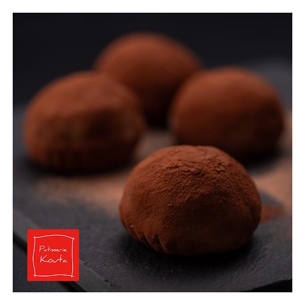 patisserie KOUTA 人気商品　ティラミス大福やわらか大福からあふれるほろ苦なめらかなとろ〜りマスカルポーネクリーム。ココアパウダーをまぶした贅沢大人おやつ。冷凍でお届けいたします。冷凍のまま、半解凍、解凍後とそれぞれの食感の変...