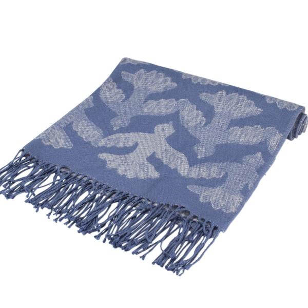 フィンランドで長く愛されている「フィンレイソン(Finlayson)」シリーズのひざ掛け。◆フィンランド建国100周年を記念してデザインされた「ムート」柄。力強く飛ぶ渡り鳥が印象的です。◆肩にかけて使いやすいストールサイズ。首に巻いてもボリ...