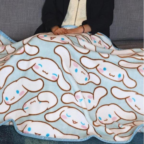 ■サイズ：約H140×W100cm / 生産国：中国■組成：ポリエステル100% / 仕様：染料プリント、再生ポリエステル膝掛けの2倍の大きさで、ちょっとしたお昼寝にピッタリなサイズ感です。また、毛布よりも小さいサイズなので収納する際にコン...