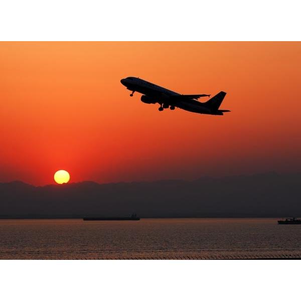 夕方にセントレアから離陸する飛行機、夕日と赤い空と、飛行機のシルエット、とても印象的です。　額に入れても、パネルにしても、何処に飾っても映えます。　　　　　　　　　　　　　　　　　　　　　　　写真サイズ・四ッ切りワイドサイズ。写真屋さんでプ...