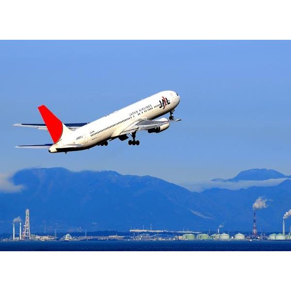 少し雲の掛かった鈴鹿の山をバックに離陸する飛行機。青い空に白い飛行機、とても気持ちの良い写真です。　気持ちが和みます。　　　　額に入れても、パネルにしても、何処に飾っても映えます。　　　　　　　　　　　　　　　　　　写真サイズ・四ッ切りワイ...