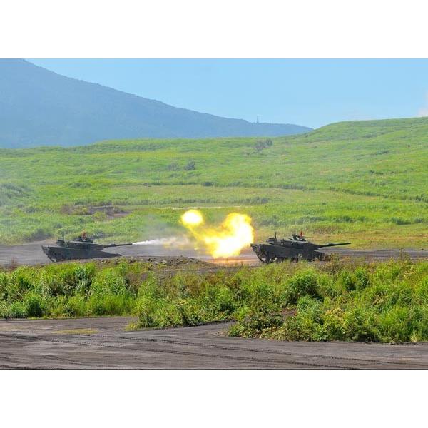 陸上自衛隊の、総合火力演習での一コマです、戦車が砲撃を始め、閃光が見えます、近くで見ると迫力が有ります、その迫力を写真で楽しんでください。　　　　　　　　　　　　　　　　　　　　　　　　　額に入れても、パネルにしても、何処に飾っても映えます...