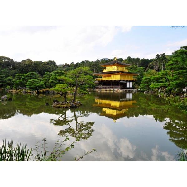 金閣寺の輝く建物が水面に映り、とても綺麗です、これぞ金閣寺という風景です。　　　　　　　　　額に入れても、パネルにしても、何処に飾っても映えます。　　　　　　　　　　　　　　　　　　　　　　　写真サイズ・四ッ切りワイドサイズ。写真屋さんでプ...