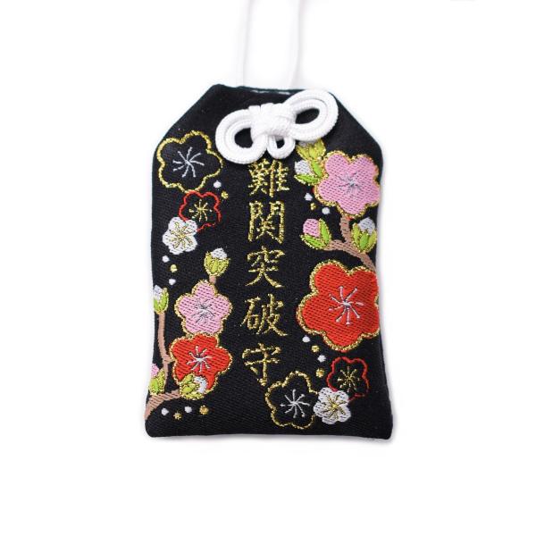 縁起が良いとされる梅の花をあしらったデザインのお守りです。仕事や受験など、人生における様々な難関を無事に突破できますようにご祈願をしております。【サイズ】縦：5.8cm（紐の部分を除く）横：4cm重さ：4g紐：約10cm