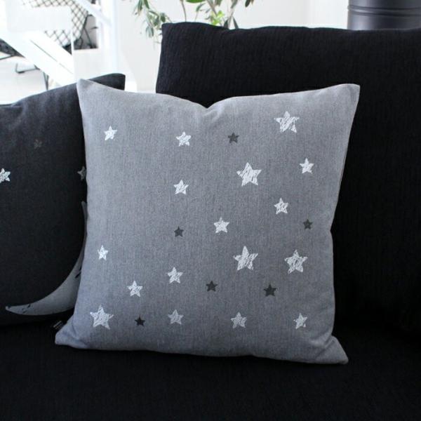 Foil（箔）プリントの星柄クッションカバー。ハンドライティングな星とメタリックなFoil（箔）プリントがデザインのポイント。カジュアルなイメージになりがちな星柄ですが、ランダムにちりばめることによって優しい雰囲気に仕上がりました。素材はモ...