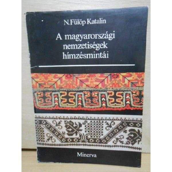 ハンガリーに住む東欧、ドイツを起源とする民族グループの独自の刺繍が学べる図案集と解説のセット。クロスステッチや刺繍の図案、刺し方を掲載したペーパーが収められています。文：ハンガリー語収納ケースのサイズ約34.5cmx25cmペーパー28枚(...