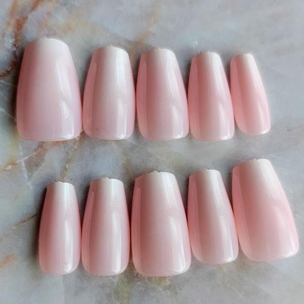 こちらはフルサイズのネイルチップになります。フルサイズ合計24枚入りなので、サイズが合わない問題が解消出来ます！※こちらは外箱なしの商品です。台紙にチップを貼り付けて発送いたします。チップにバリや傷、パーツ取れがある場合がございます。ご了承...