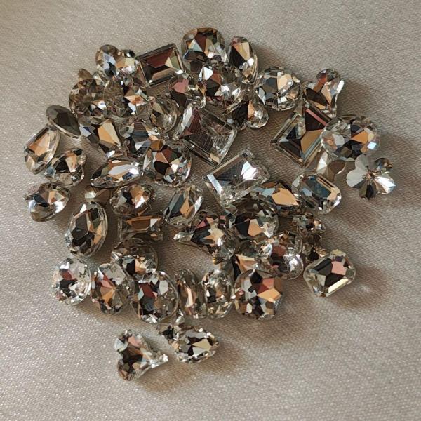 こちらは大粒なガラスストーンミックスです。5mmから10mm程度のランダムアソート。パーツごとの入数にばらつきがございます。