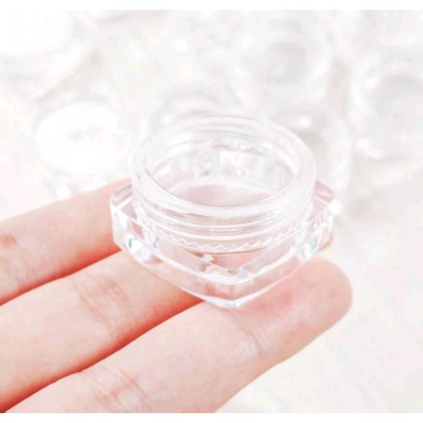 ネイルパーツやグリッターの収納に便利なネイルコンテナです。横幅約3cm×縦3cm×高さ1.7cm。海外製につき、商品にスレ傷、汚れなどある場合がございます。ネイルコンテナ ネイルパーツ ハンドメイド