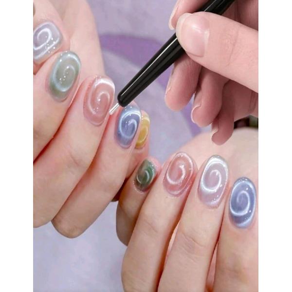 細型のマグネットネイル用ペンです。渦巻きや波のデザインが作れます。海外製品のため、スレ傷や汚れがある場合がございます。