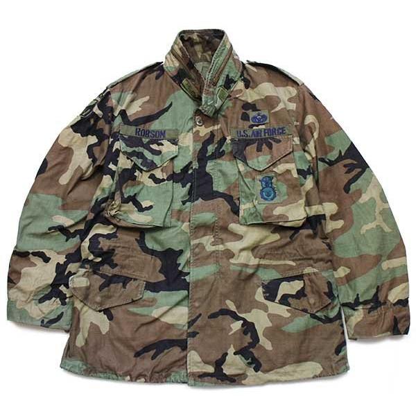 83年 U.S.AIR FORCE【COAT,COLD WEATHER FIELD,WOODLAND CAMOUFLAGE,】です。JOHN OWNBEY COMPANY,INC.製胸や右腕にパッチ付き、フロントと襟裏はSCOVILLブラス...