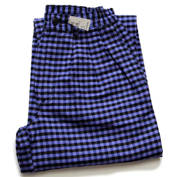 90s【benetton 012】のスラックス パンツです。MADE IN ITALYやや薄手で滑らかな生地感です。スリータック、OPTIジップ、サイドポケットあり、ウエストサイドにゴムあり、裏地あり、アウトシームの縫製はダブルステッチ、裾...