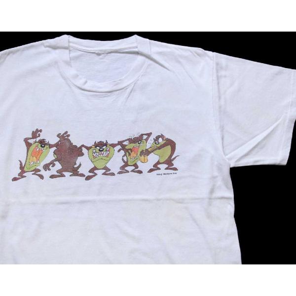 90s頃のTシャツでメーカーは不明です。1993 WARNER BROS.のコピーライトあり袖、裾ともにシングルステッチカラー：白素材：おそらくコットンサイズ表記：不明（着用感メンズM〜相当）実寸（平置き）・肩幅　48cm・身幅　54cm・...