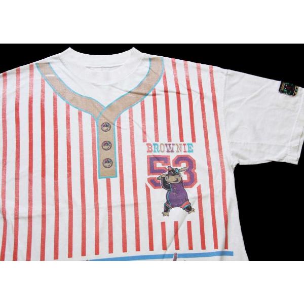 〜00s頃のTシャツでメーカーは不明です。フロントにベースボールシャツの騙し絵がプリントされています。左袖にDRESSING WEAR L'INATTENDU / きくちのタグ付きカラー：オフホワイトベース素材：おそらくコットンサイズ表記：...