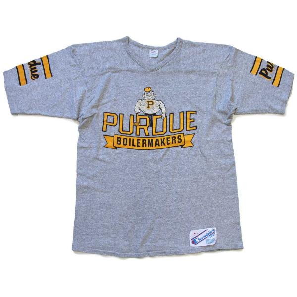 80s【Champion】のフットボールTシャツです。MADE IN USAトリコタグ、Vネック、両袖にプリント入り、肩は生地が二重になっています。袖、裾ともにシングルステッチカラー：杢グレー素材：88% COTTON　12% RAYONサ...