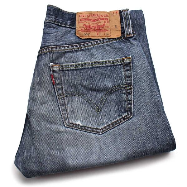 00s〜【Levi's】501 デニムパンツです。MADE IN POLAND色落ちのUSED加工が施されています。赤タブスモールe、フロントボタンフライ、サイド脇割り素材：100% COTTONサイズ表記：W32 L34（裾はカットされて...