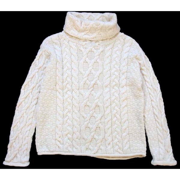 【inis crafts】のタートルネック セーターです。MADE IN IRELANDケーブル編みが施された柔らかいニットです。袖口や裾はロールされています。カラー：ナチュラル素材：100% MERINO WOOLサイズ表記：L（レディー...