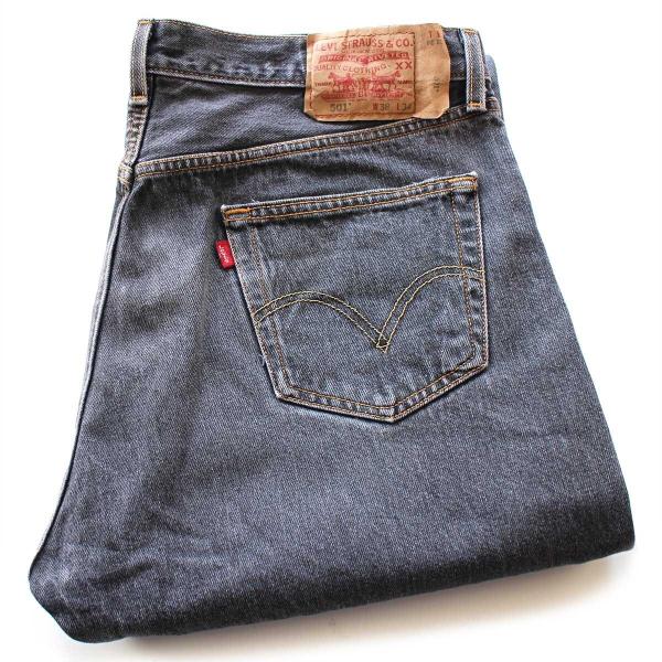 2008年製【Levi's】501 先染め ブラックデニムパンツです。MADE IN MEXICO赤タブスモールe、フロントボタンフライ、サイド脇割り素材：100% COTTONサイズ表記：W38 L34※サイズ表記と実寸は異なる場合がござ...