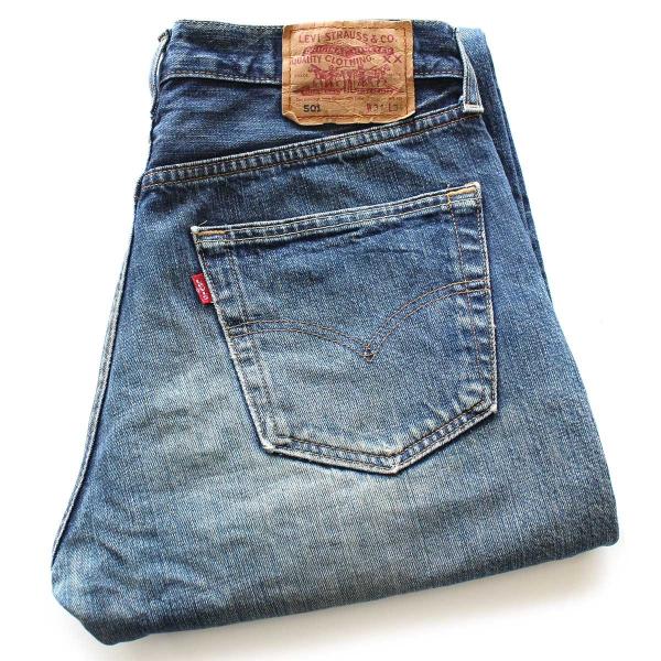 2000s【Levi's】501 デニムパンツです。MADE IN SPAIN色落ちのUSED加工が施されています。赤タブスモールe、フロントボタンフライ、サイド脇割り素材：100% COTTONサイズ表記：W31 L34※サイズ表記と実寸...