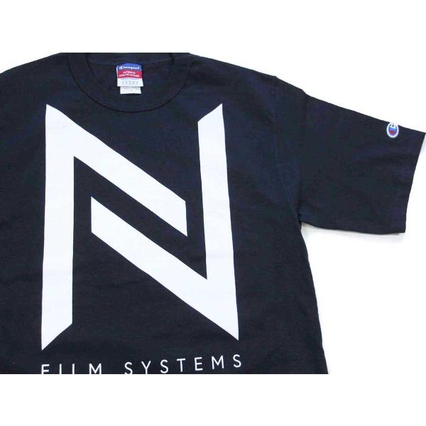 00s【Champion】のTシャツです。バインダーネックカラー：黒素材：100% COTTON（しっかりした生地感です）サイズ表記：S実寸（平置き）・肩幅　46cm・身幅　49cm・着丈　64cm多少の誤差はご了承ください。コンディション...