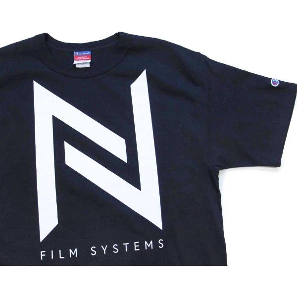 00s【Champion】のTシャツです。バインダーネックカラー：黒素材：100% COTTON（しっかりした生地感です）サイズ表記：L（大きめの作りです）実寸（平置き）・肩幅　54cm・身幅　57.5cm・着丈　74cm※在庫によって個体...