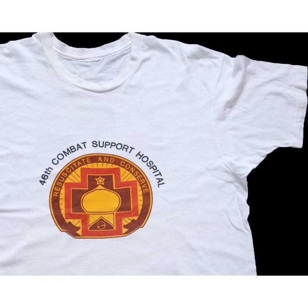 90sのTシャツです。両面＆染み込みプリント袖、裾ともにシングルステッチカラー：白素材：おそらくコットン（やや薄手の生地感です）サイズ表記：不明（着用感メンズM〜L相当）実寸（平置き）・肩幅　52cm・身幅　54.5cm・着丈　64.5cm...