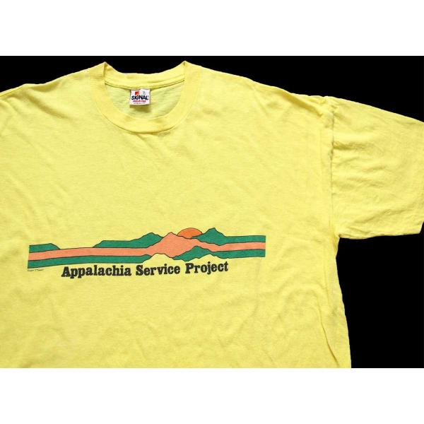 80s〜【SIGNAL MEGA-TEE】のTシャツです。MADE IN USAROBERT J.〜の表記あり袖、裾ともにシングルステッチカラー：黄素材：100% COTTONサイズ表記：XL 46（大きめの作りです）実寸（平置き）・肩幅　...
